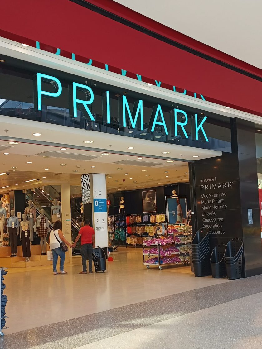 Médiacité - 124 stores and an ice rink in the center of Liege